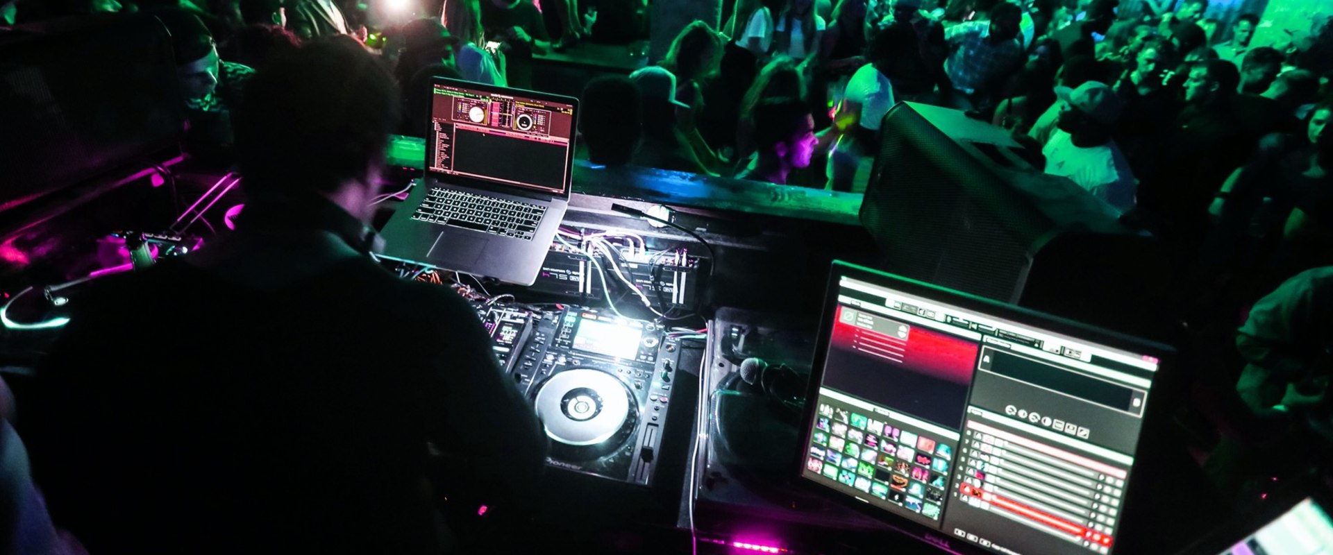 Which clubs in chicago, illinois have the best djs?